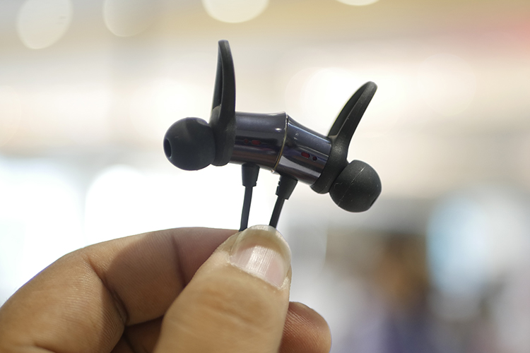 OnePlus Bullets Wireless Headset Hands On: Great Sound, Dash Charge