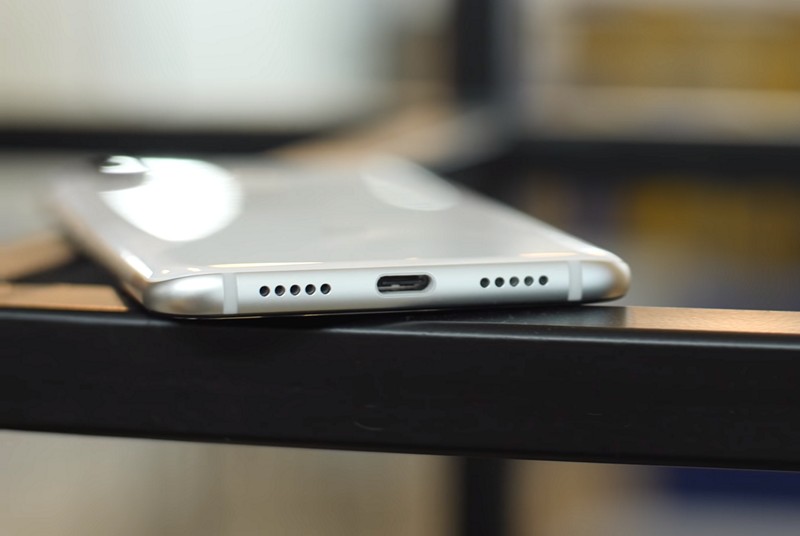 Xiaomi Mi 8 First Impressions: A OnePlus 6 Competitor? | Beebom