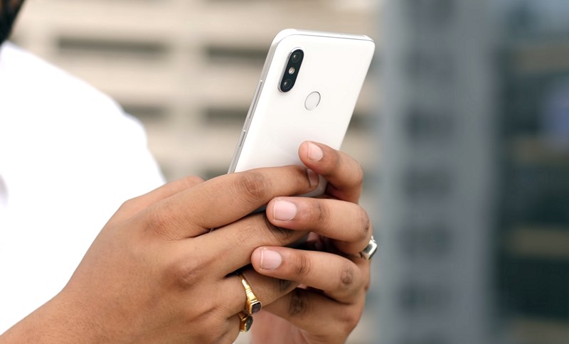 Xiaomi Mi 8 First Impressions: A OnePlus 6 Competitor? | Beebom