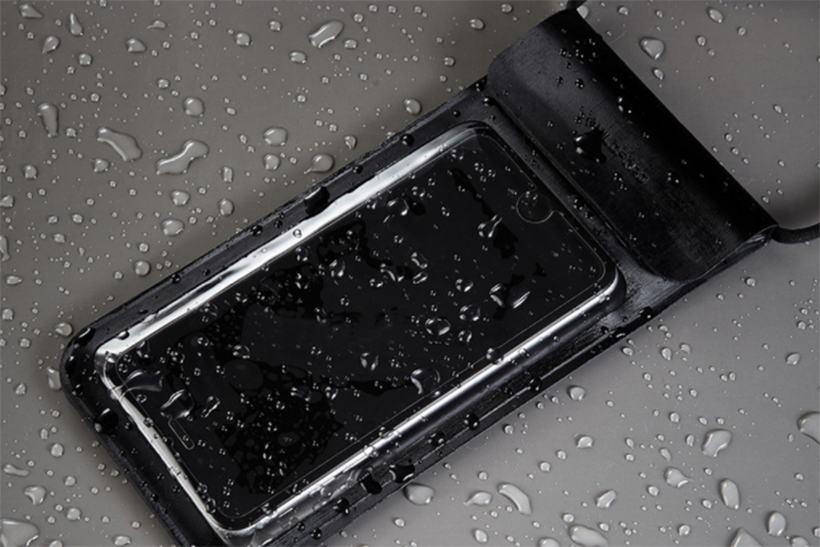 Xiaomi's Stylish TPU Pouch Protects Your Phone Underwater