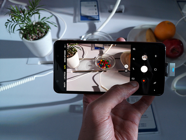 Samsung Galaxy A7 (2018) Hands-On Review: Triple Cameras, Sweet Price