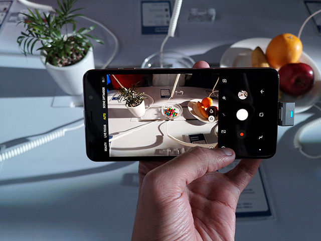 Samsung Galaxy A7 (2018) Hands-On Review: Triple Cameras, Sweet Price