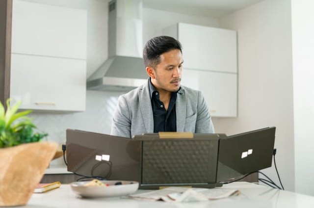 The “TRIO” Will Convert Your Laptop Into a Three-Screen Workstation