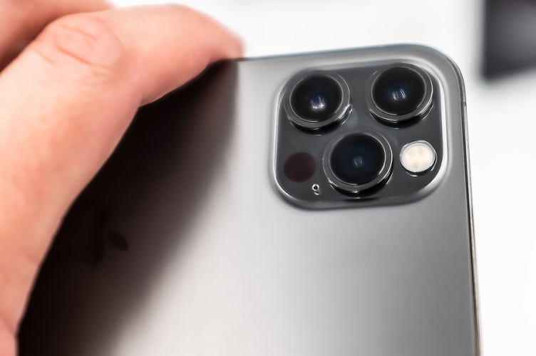 iPhone 12 Pro Lets Blind Users Know How Close People or Objects Are ...