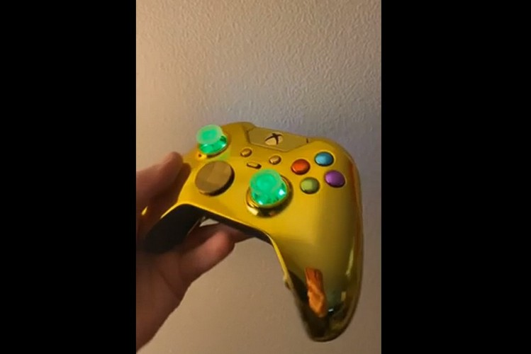 This Custom Infinity Gauntlet Xbox Elite Controller Looks Pretty Dope ...
