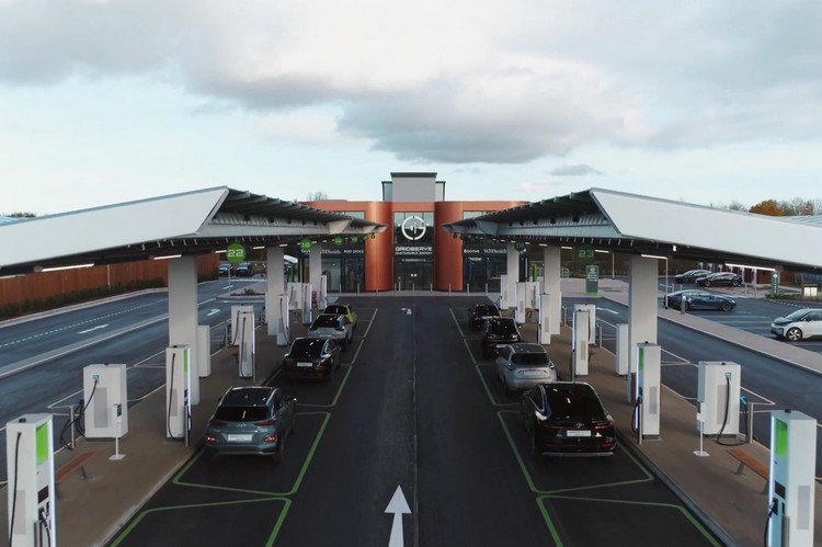 UK’s First EV-Only Service Station Can Charge 36 EVs at Once | Beebom