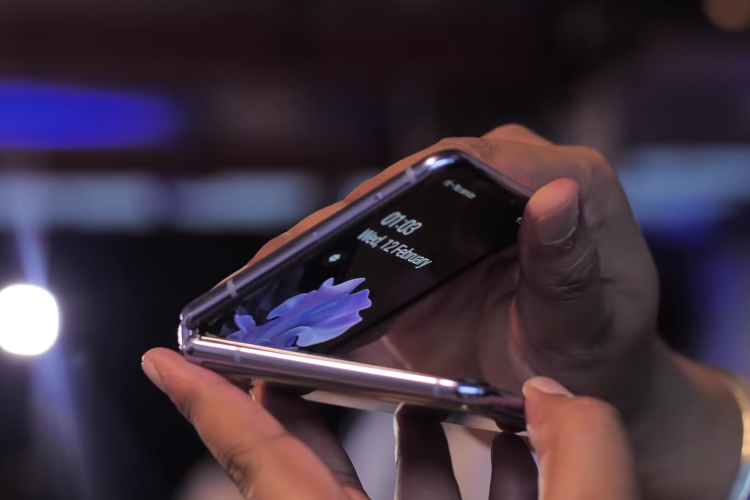 6 Best Smart Flip Phones You Can Buy in 2022 | Beebom