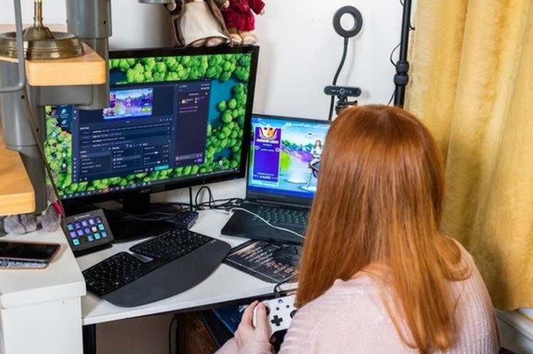 Fortnite Pro's 58-Year-Old Mother Gets Signed as a Content Creator | Beebom