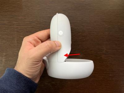 How to Charge Oculus Quest 2 Controllers (2022) | Beebom