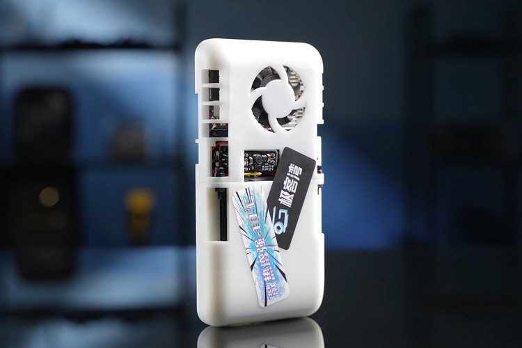 YouTuber Turns a Xiaomi Mi 9 into a Gaming Smartphone | Beebom