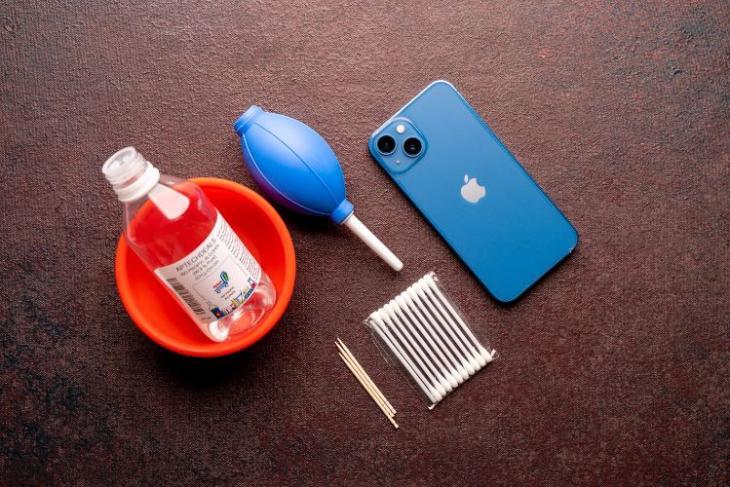 How to Clean Charging Port on iPhone (2023 Guide) | Beebom