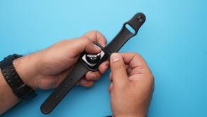 How to Change Your Apple Watch Band (2024 Guide) | Beebom