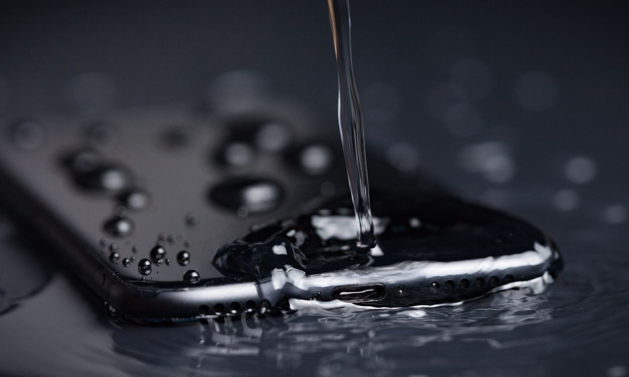 Apple Says the Most Common Method to Dry a Wet iPhone Can Damage It ...