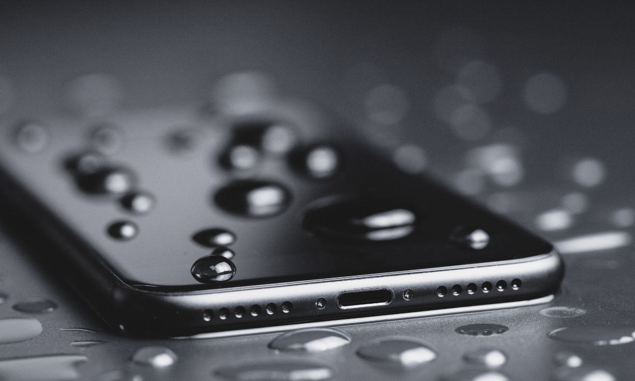 Apple Says the Most Common Method to Dry a Wet iPhone Can Damage It ...