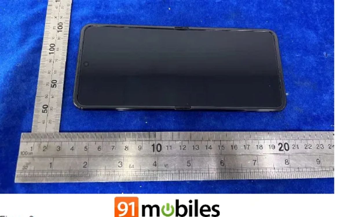 Motorola Razr 50 Ultra Live Images Leak Online; Hint at Minimal Design ...