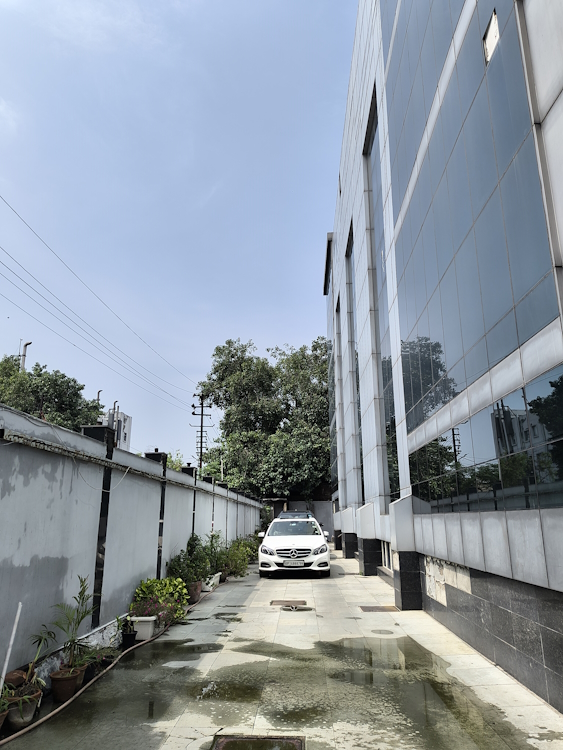 Motorola Razr 50 First Impressions: A Nice Flipping Upgrade | Beebom